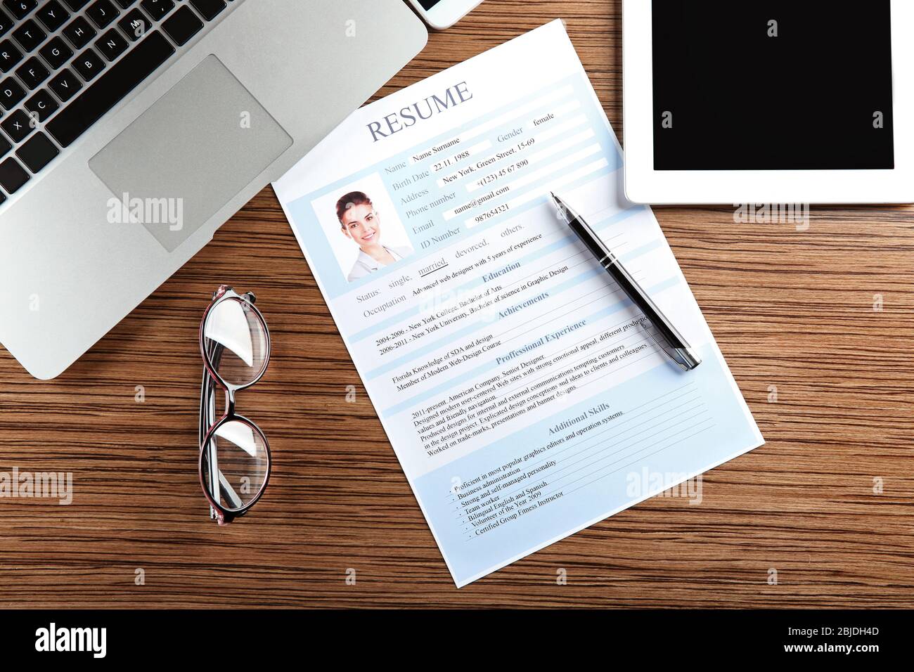 Resume on wooden table, top view Stock Photo - Alamy
