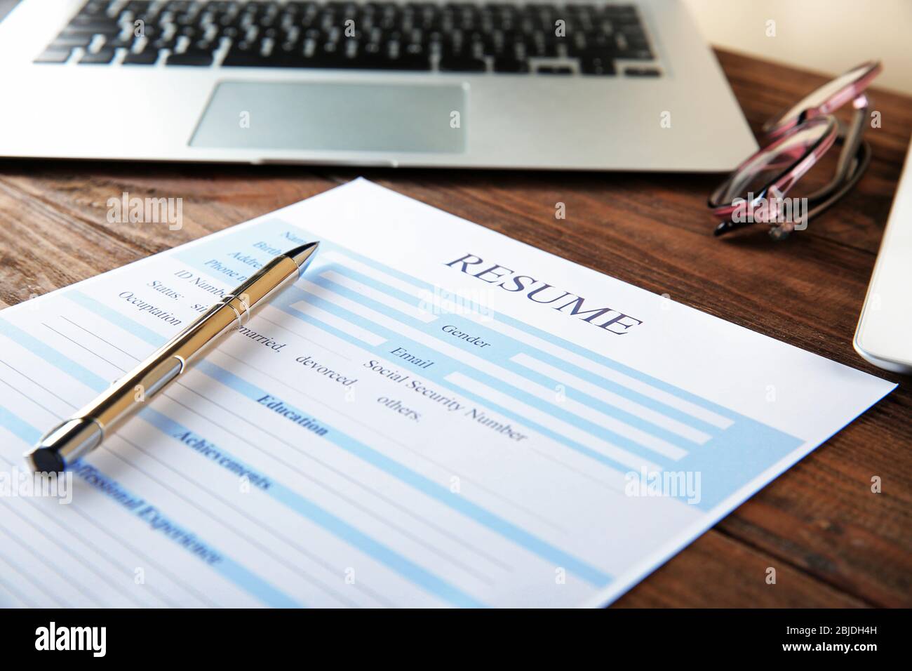 Resume on table hi-res stock photography and images - Alamy