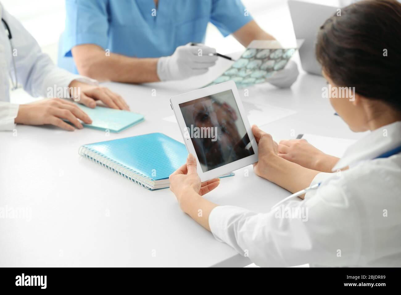 Young doctor exploring lung roentgenogram in clinic Stock Photo - Alamy