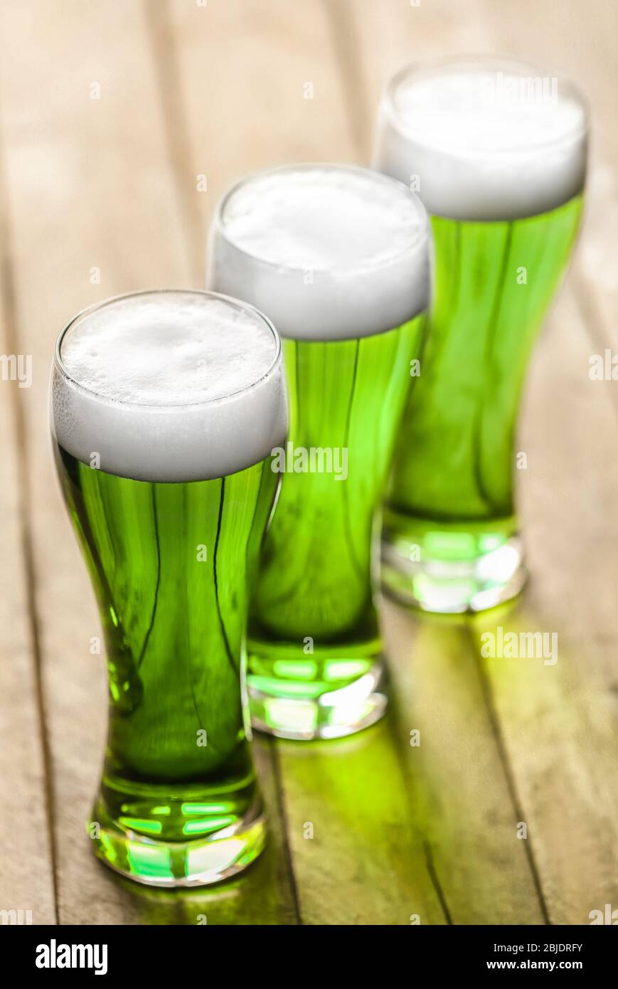 Pint glasses in a row wood hi-res stock photography and images - Alamy