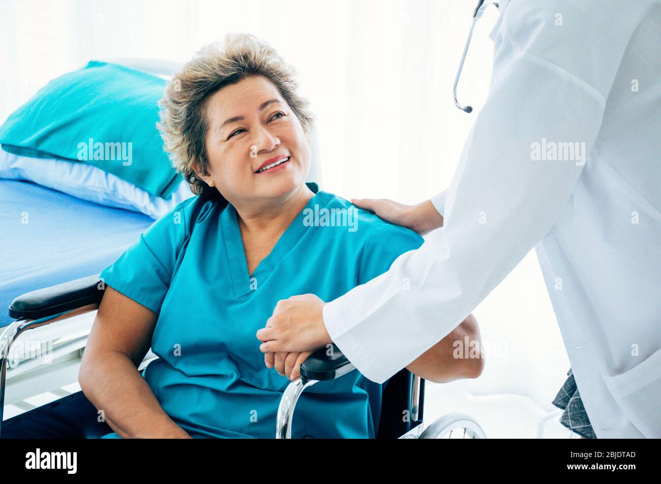 Elderly hospital bed doctor hi-res stock photography and images - Alamy