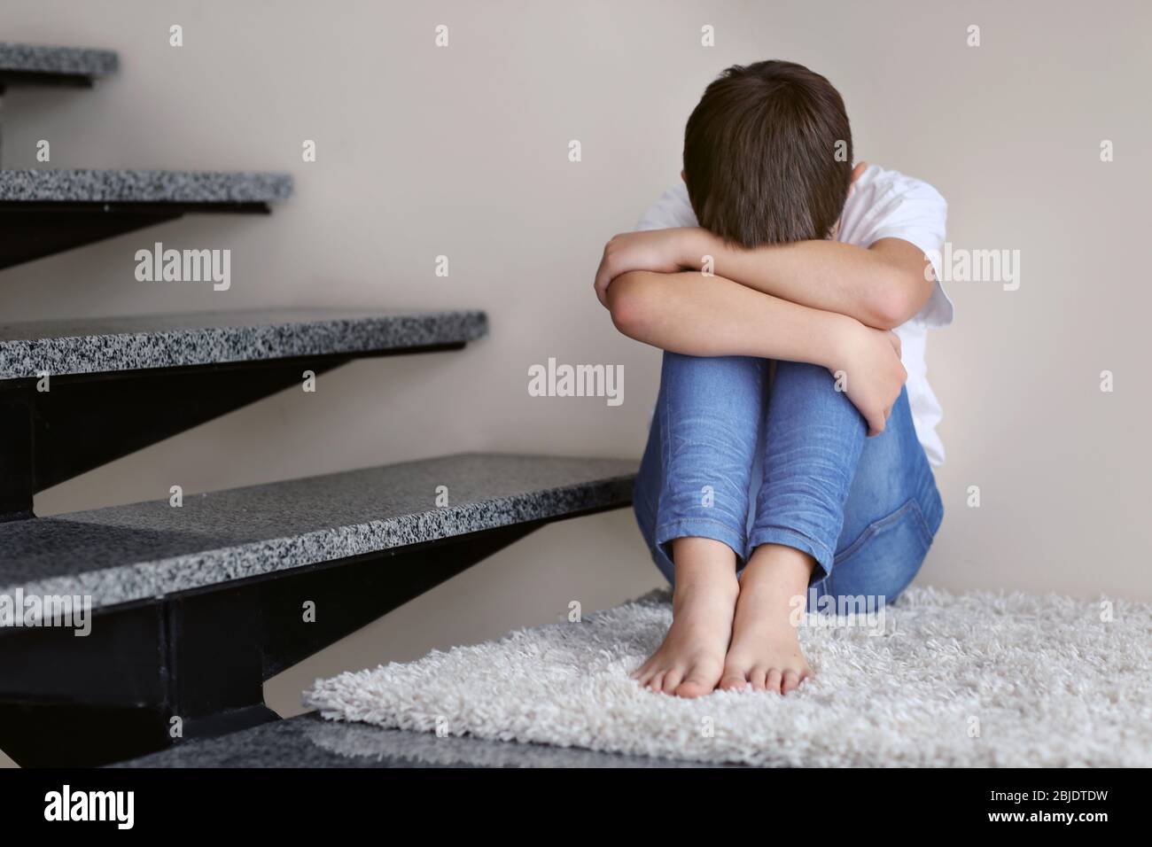 Boy child crying stairs alone hi-res stock photography and images - Alamy