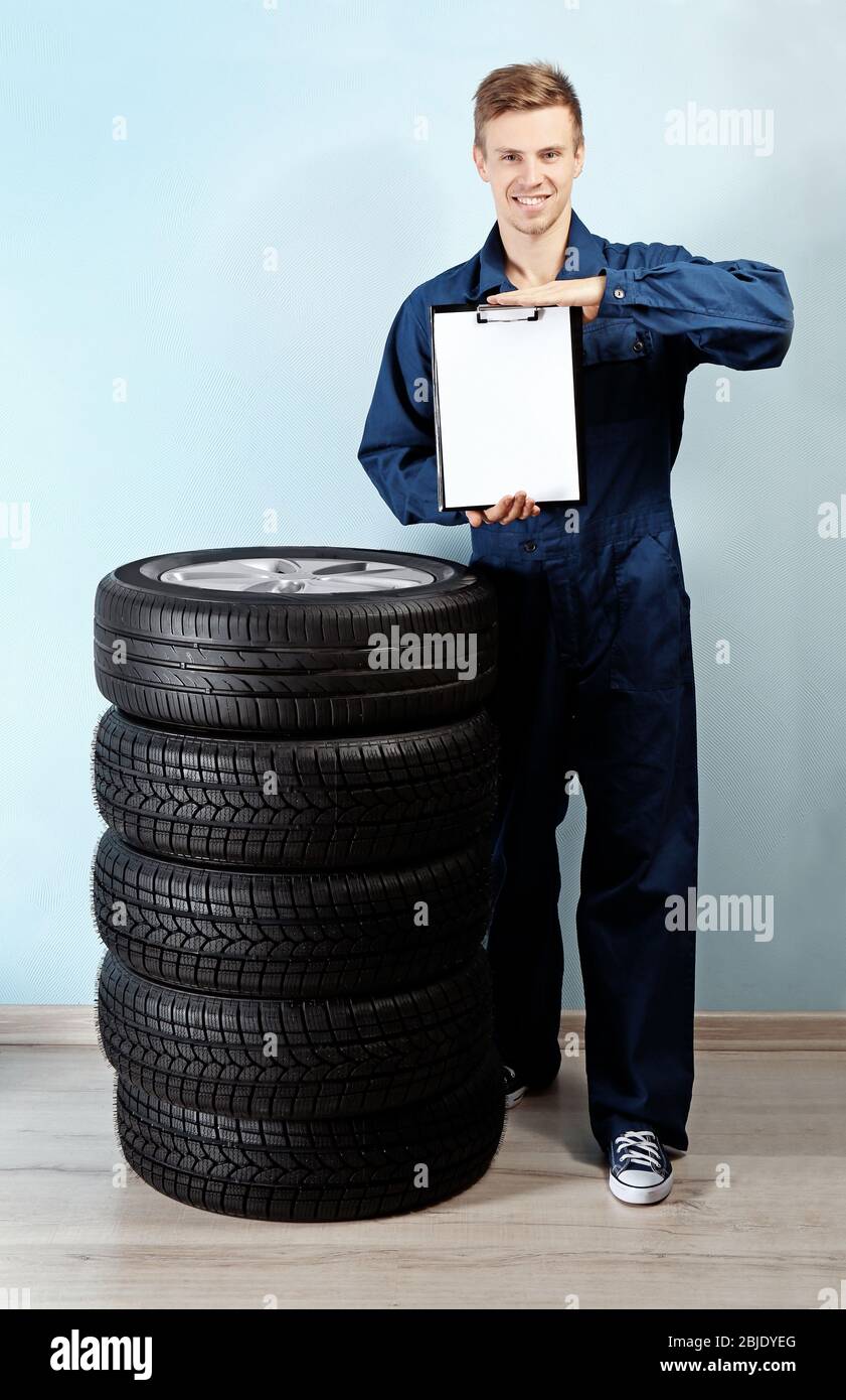 Mechanic in uniform clipboard hi-res stock photography and images - Alamy