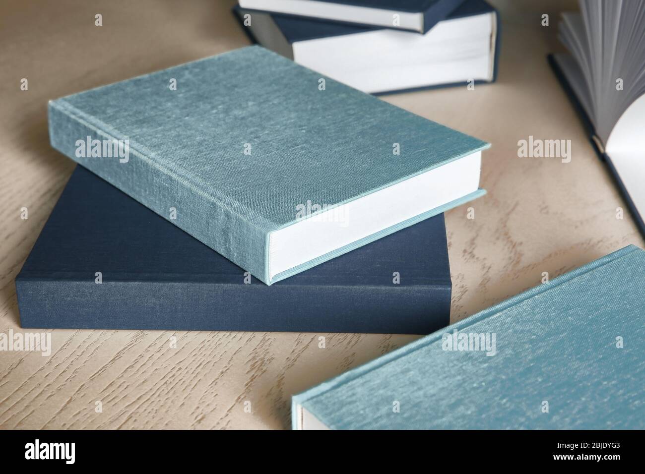 Different media table hi-res stock photography and images - Alamy