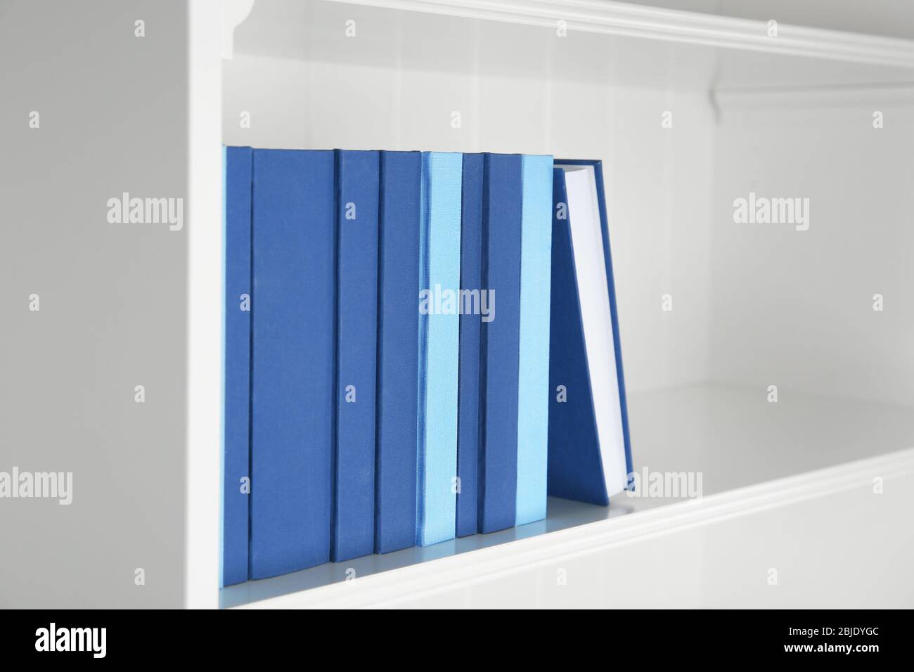 Article shelf hi-res stock photography and images - Alamy