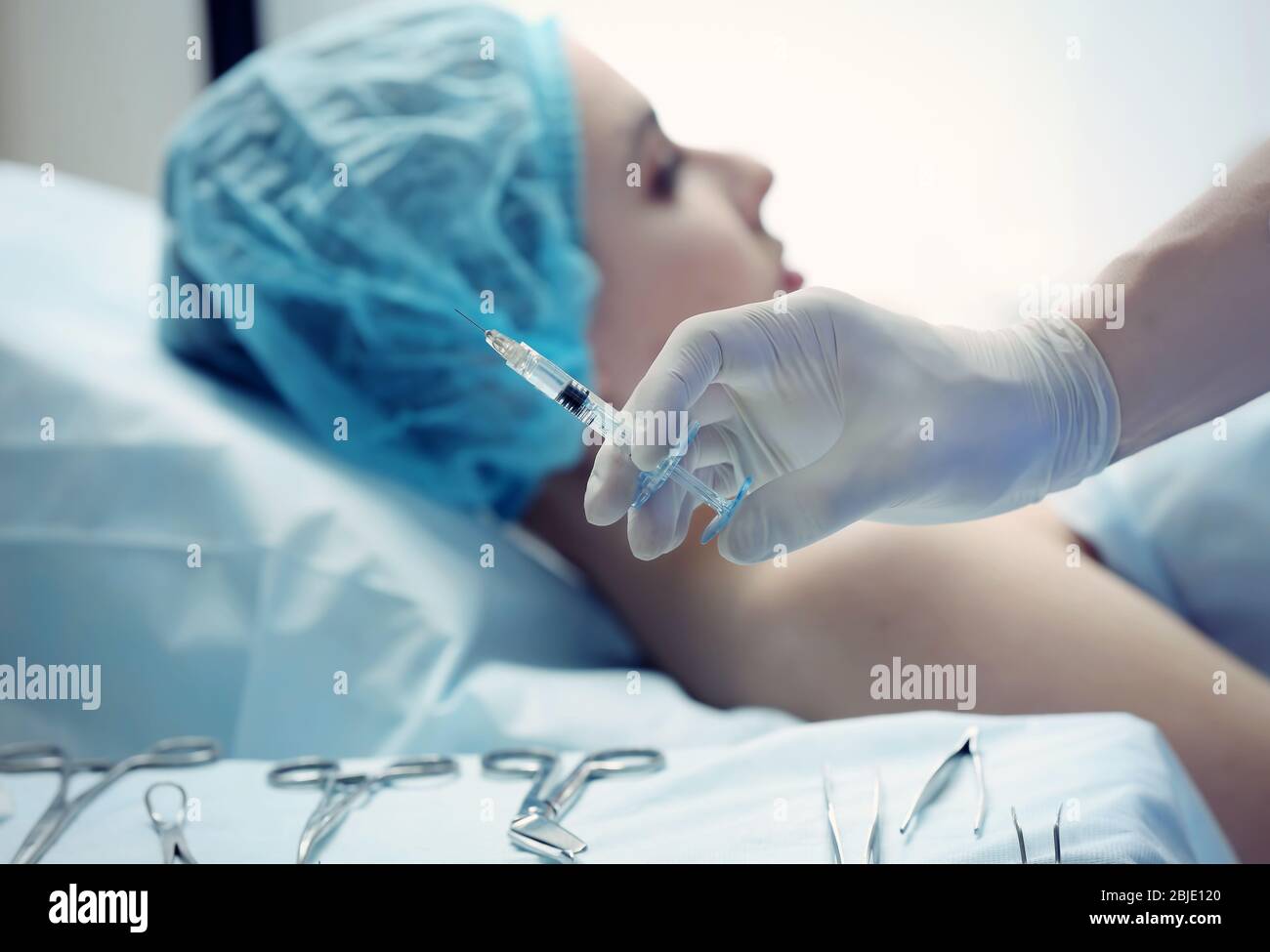 Plastic surgeon's hand holding syringe for facial injection Stock Photo ...