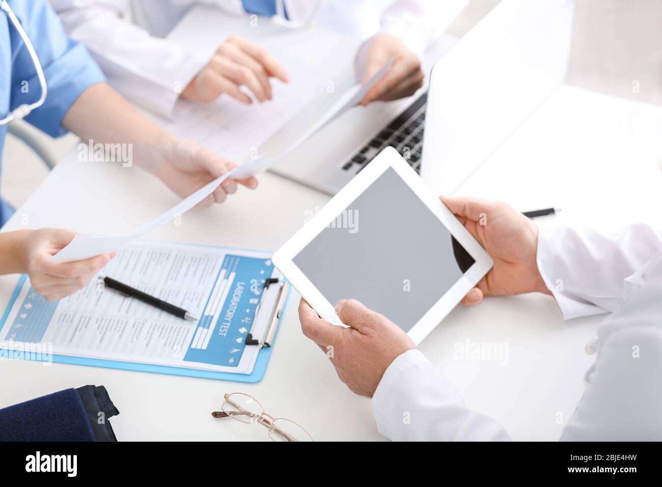 Doctors at work in clinic Stock Photo - Alamy