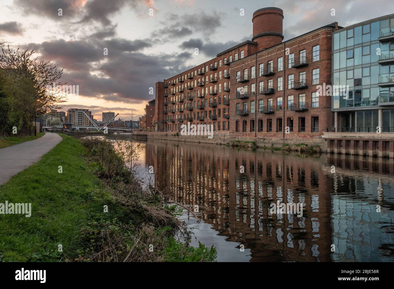 night reflections on the river aire, leeds Stock Photo - Alamy