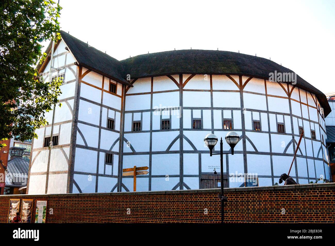 Shakespeares globe theatre roof hi-res stock photography and images - Alamy