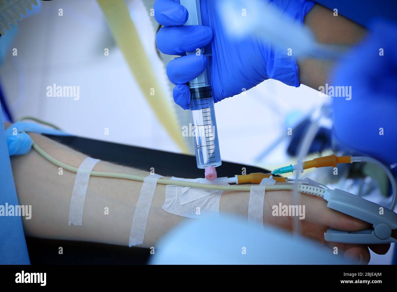 Anesthesiologist during surgery hi-res stock photography and images - Alamy