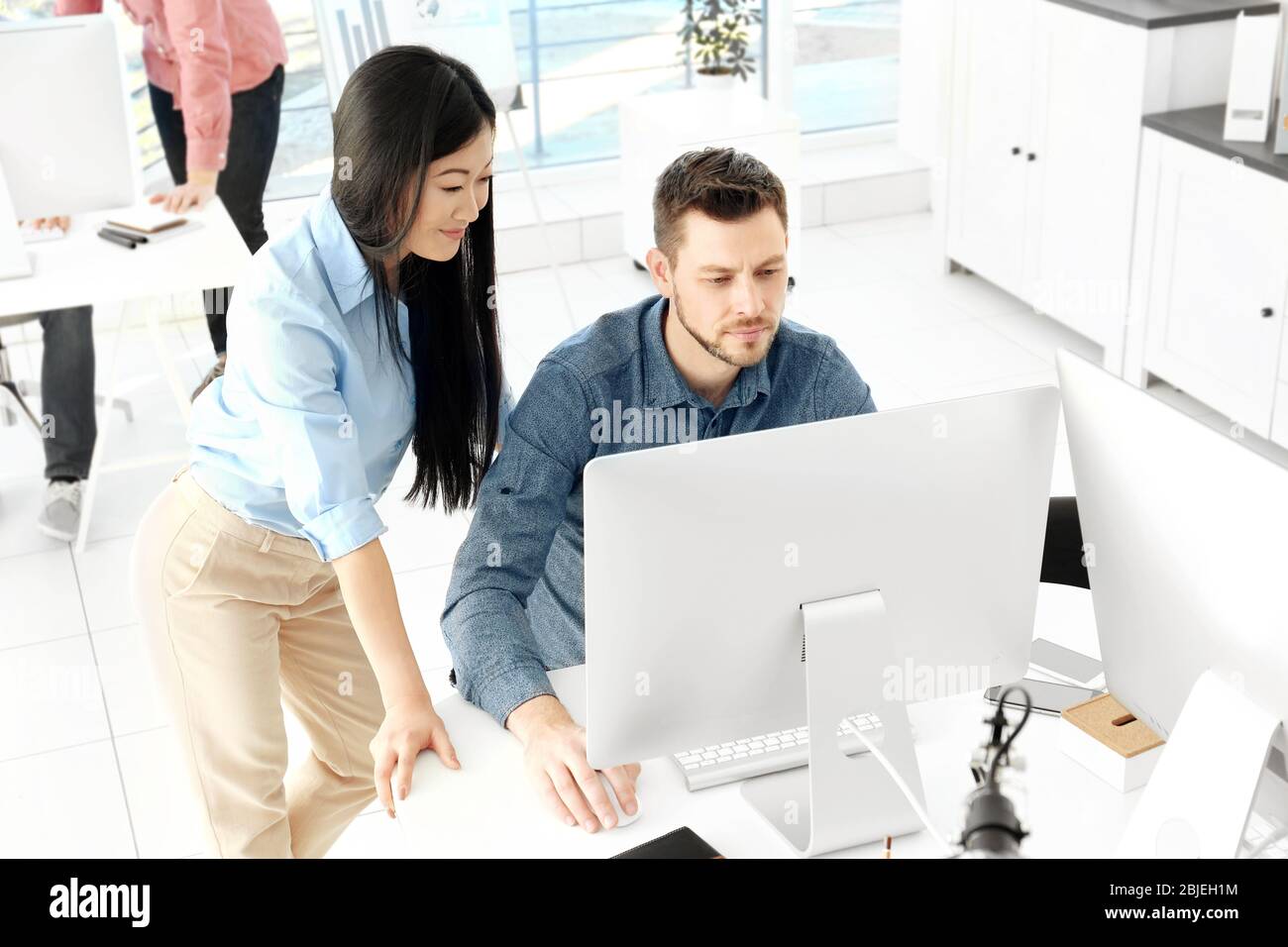 Female programmers working table hi-res stock photography and images - Alamy