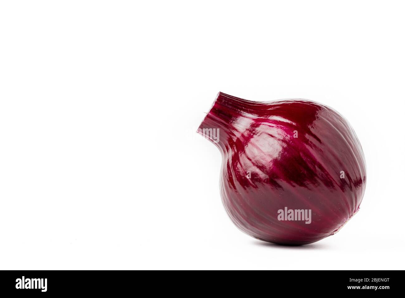 Red, purple onions isolated on white background Stock Photo - Alamy