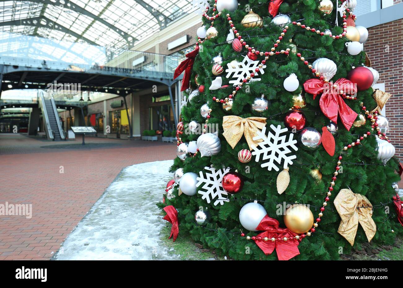 Christmas tree in shopping mall Stock Photo - Alamy