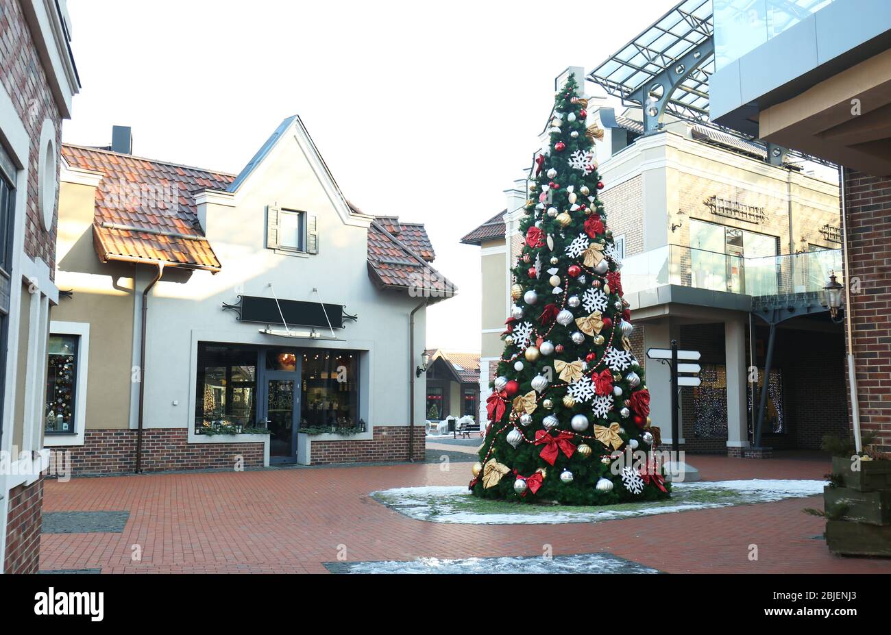 Christmas tree in shopping mall Stock Photo - Alamy