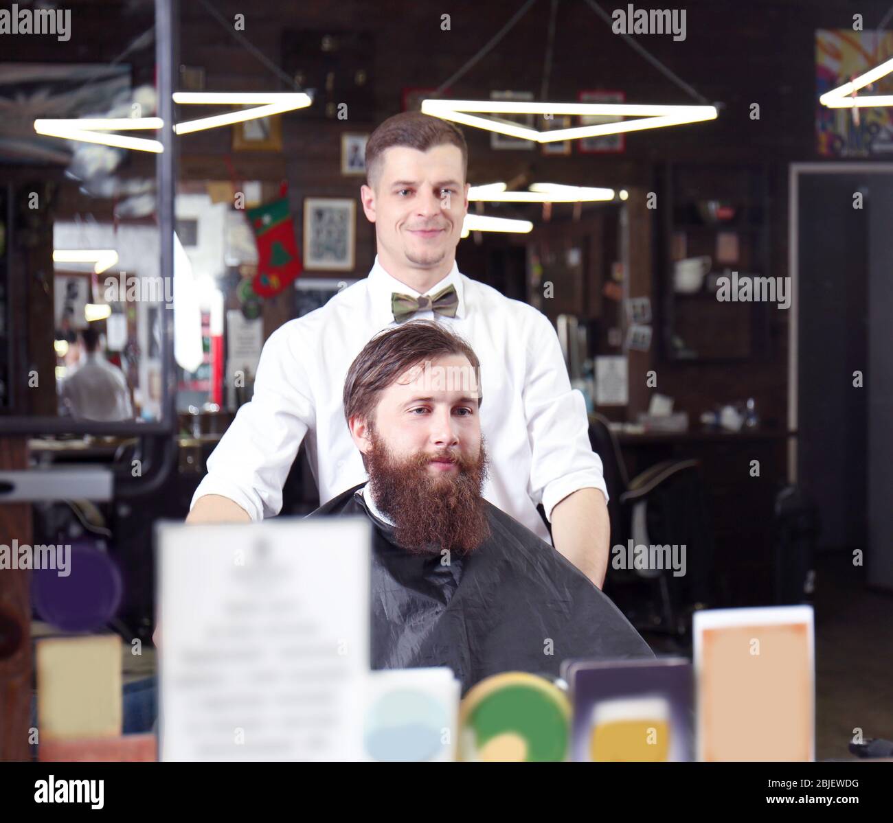 Barber making modern male hairstyle Stock Photo - Alamy
