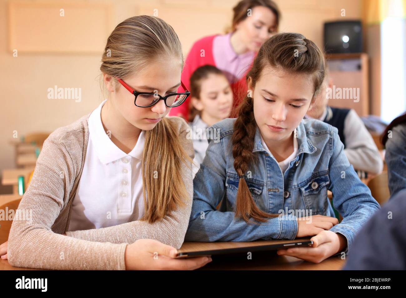 Secondary school pupils computer hi-res stock photography and images ...
