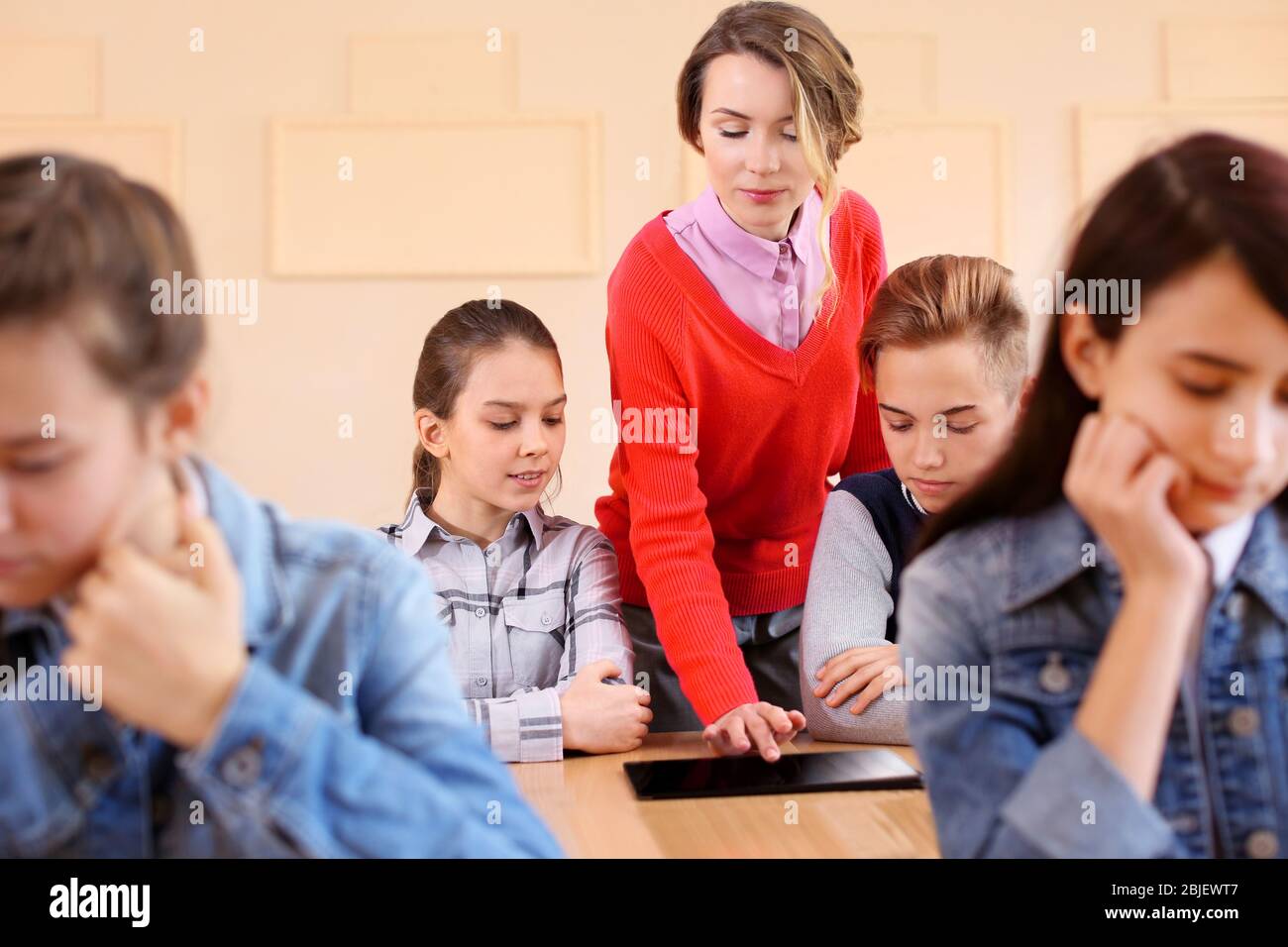 Secondary school pupils computer hi-res stock photography and images ...
