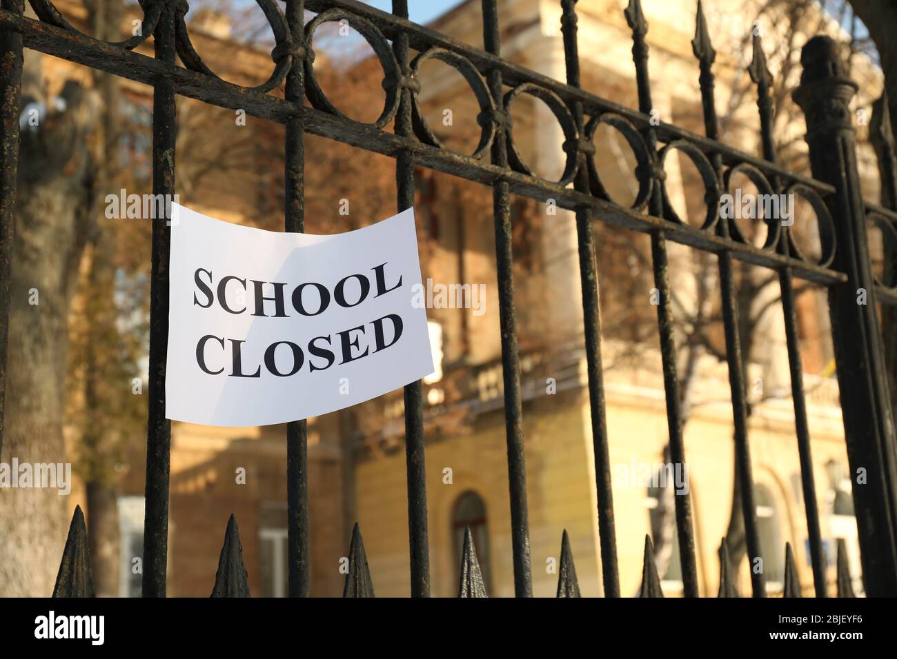 School closed sign due snow hi-res stock photography and images - Alamy