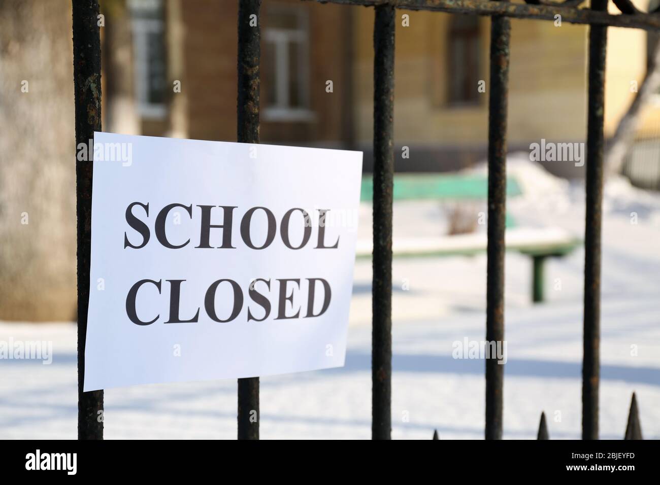 School closed sign due snow hi-res stock photography and images - Alamy