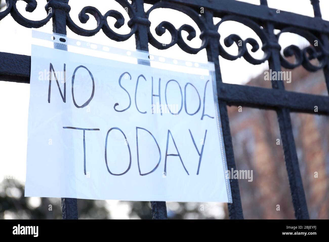 School closed sign due snow hi-res stock photography and images - Alamy