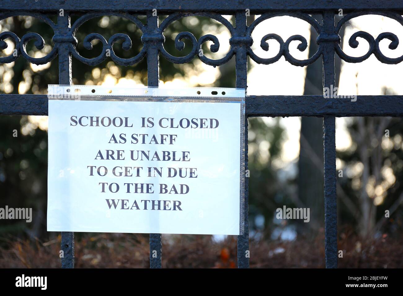School closed sign due snow hi-res stock photography and images - Alamy