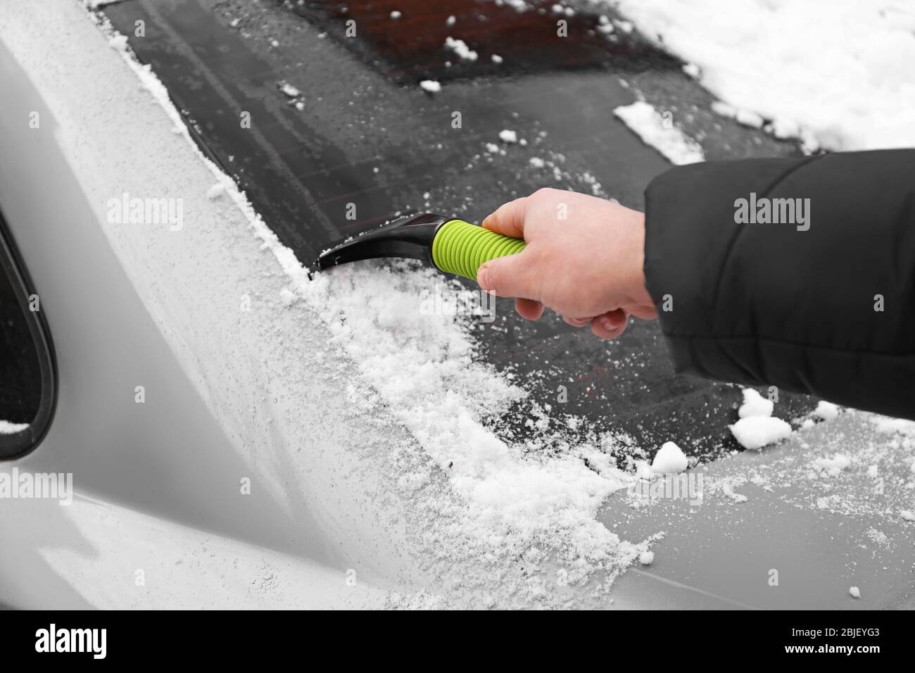 Man removing snow from car hi-res stock photography and images - Alamy