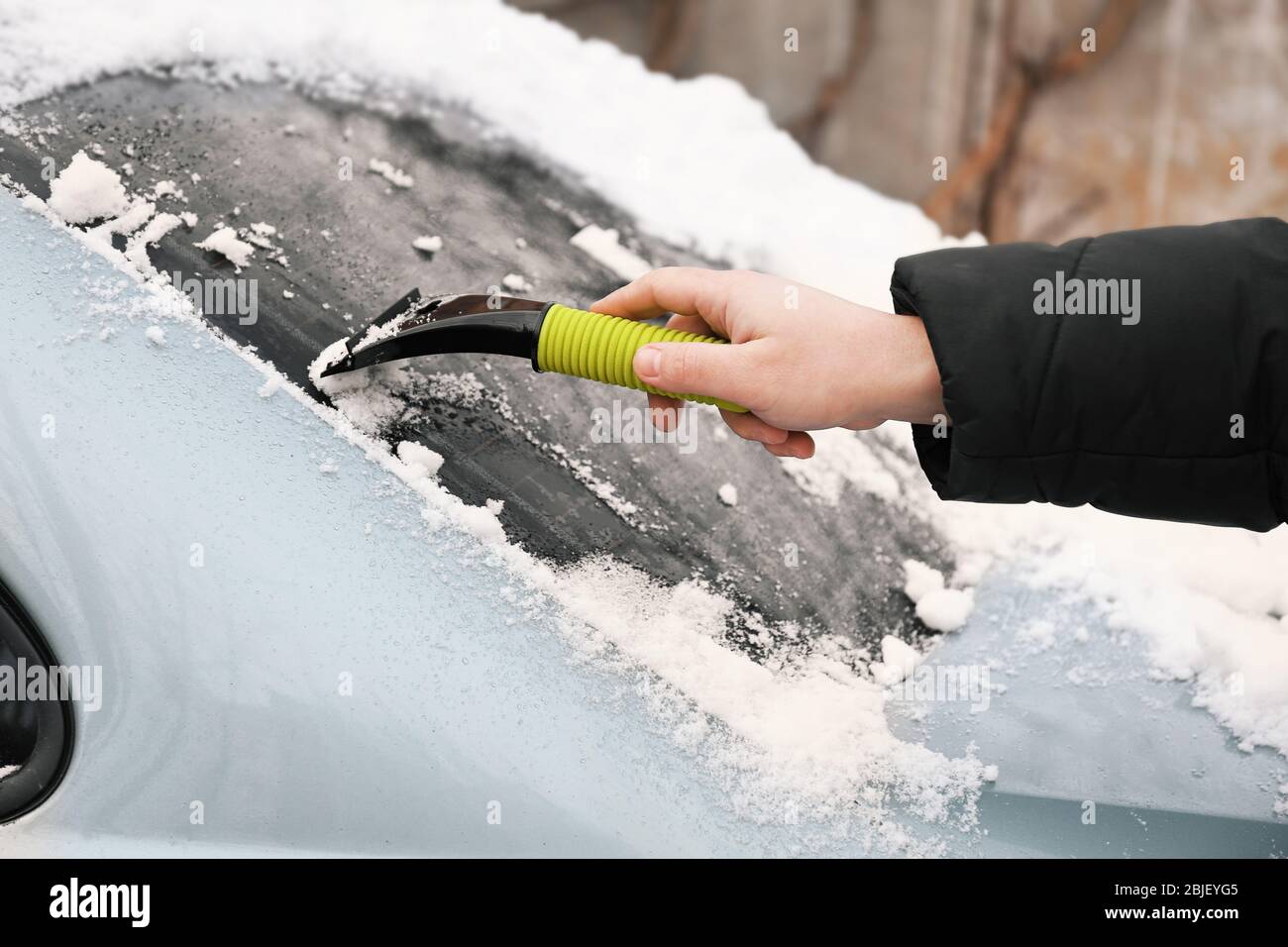 Man removing snow from car hi-res stock photography and images - Alamy