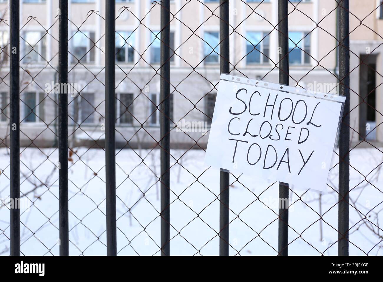 School closed sign due snow hi-res stock photography and images - Alamy