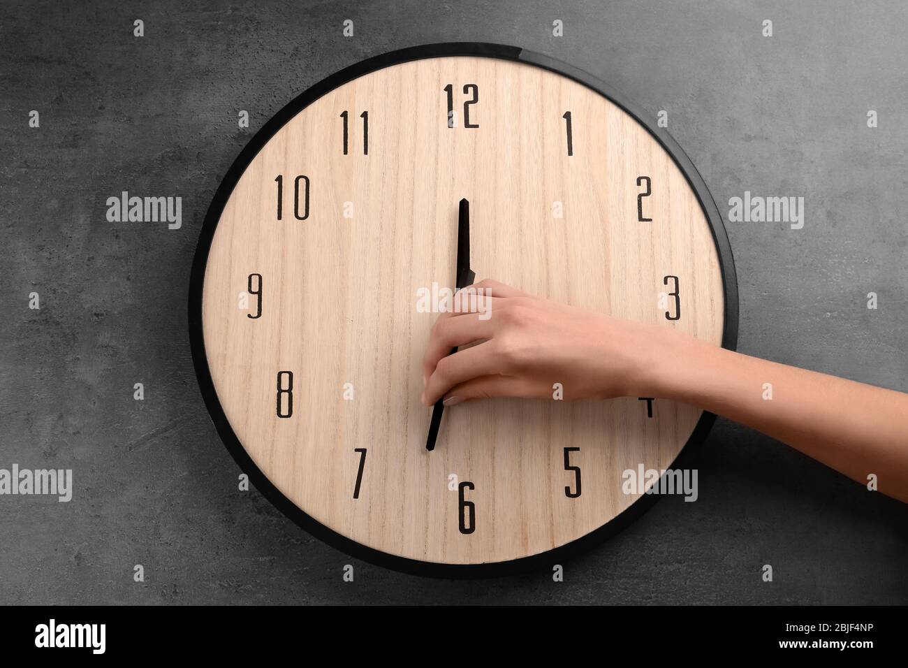 Big wall clock hi-res stock photography and images - Alamy