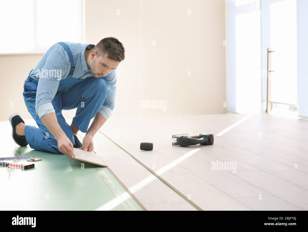 Male worker installing laminate hi-res stock photography and images - Alamy