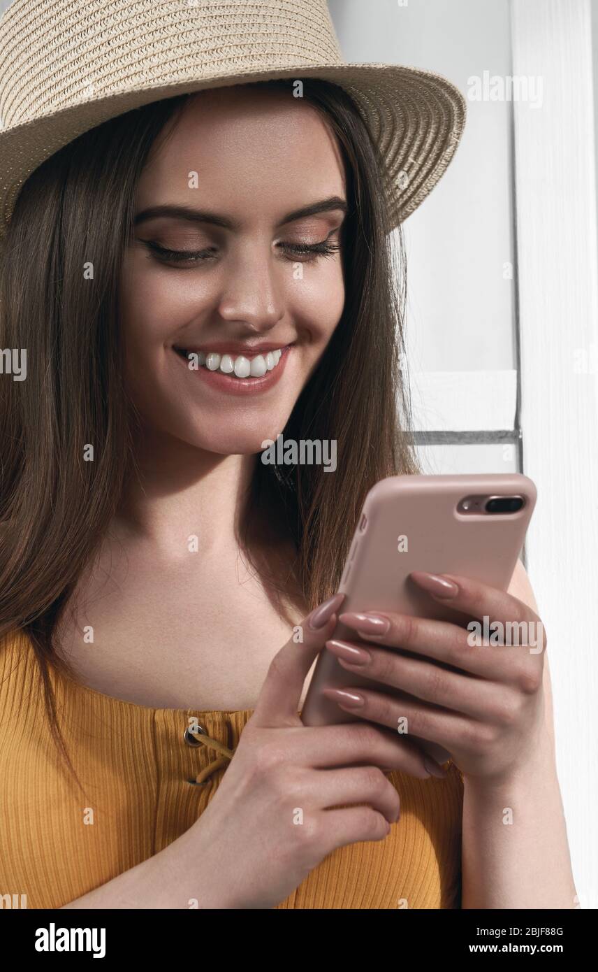 Internet female vertical hi-res stock photography and images - Alamy