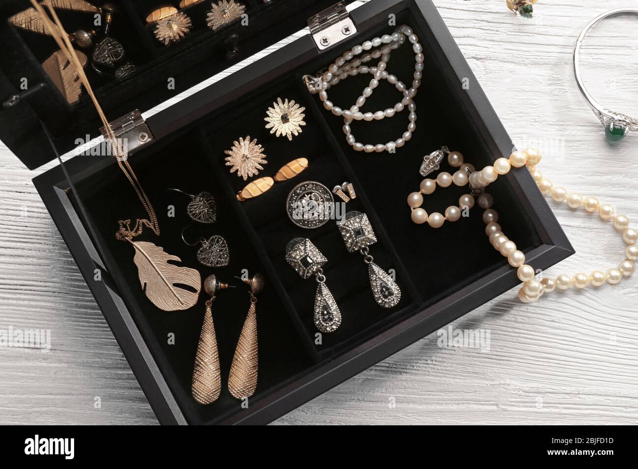 Gold treasure chest top view hi-res stock photography and images - Alamy