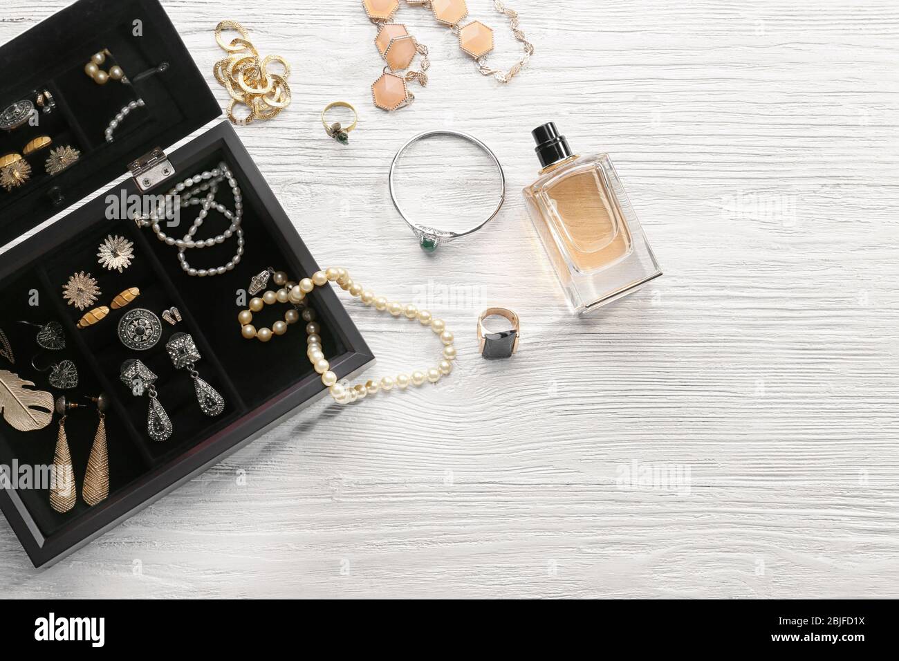 Gold treasure chest top view hi-res stock photography and images - Alamy