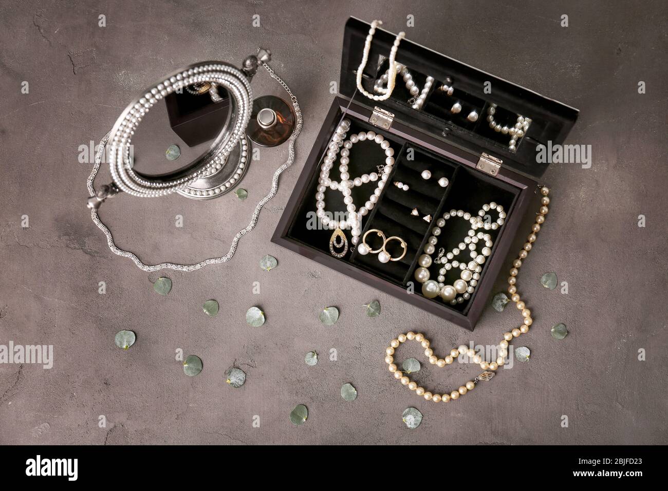 Gold treasure chest top view hi-res stock photography and images - Alamy