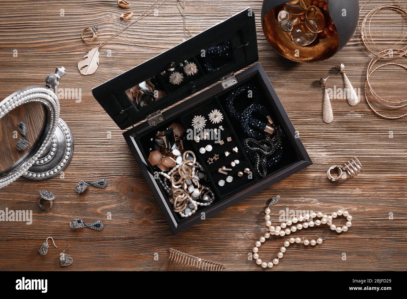 Gold treasure chest top view hi-res stock photography and images - Alamy