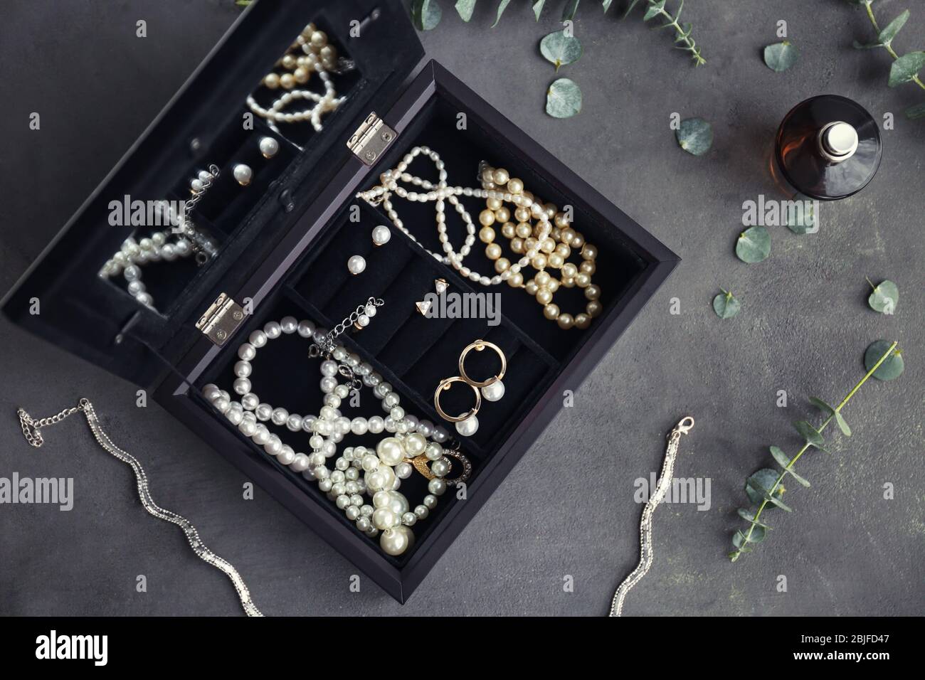 Gold treasure chest top view hi-res stock photography and images - Alamy