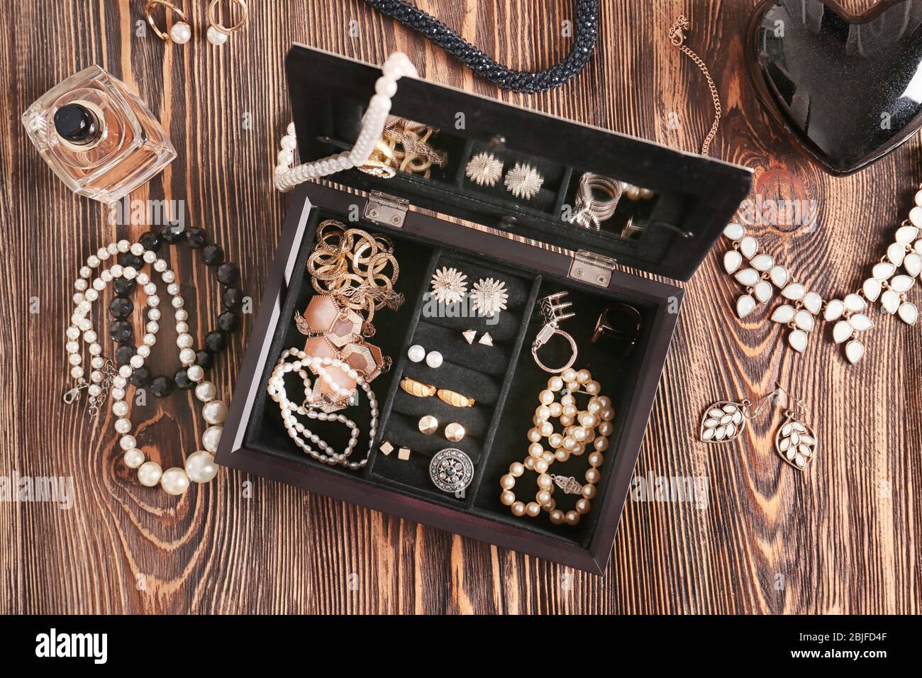 Gold treasure chest top view hi-res stock photography and images - Alamy