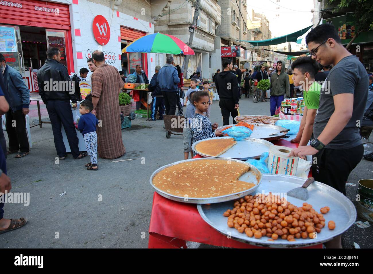 Deir El-Balah, The Gaza Strip, Palestine. 29th Apr, 2020. Palestinians ...