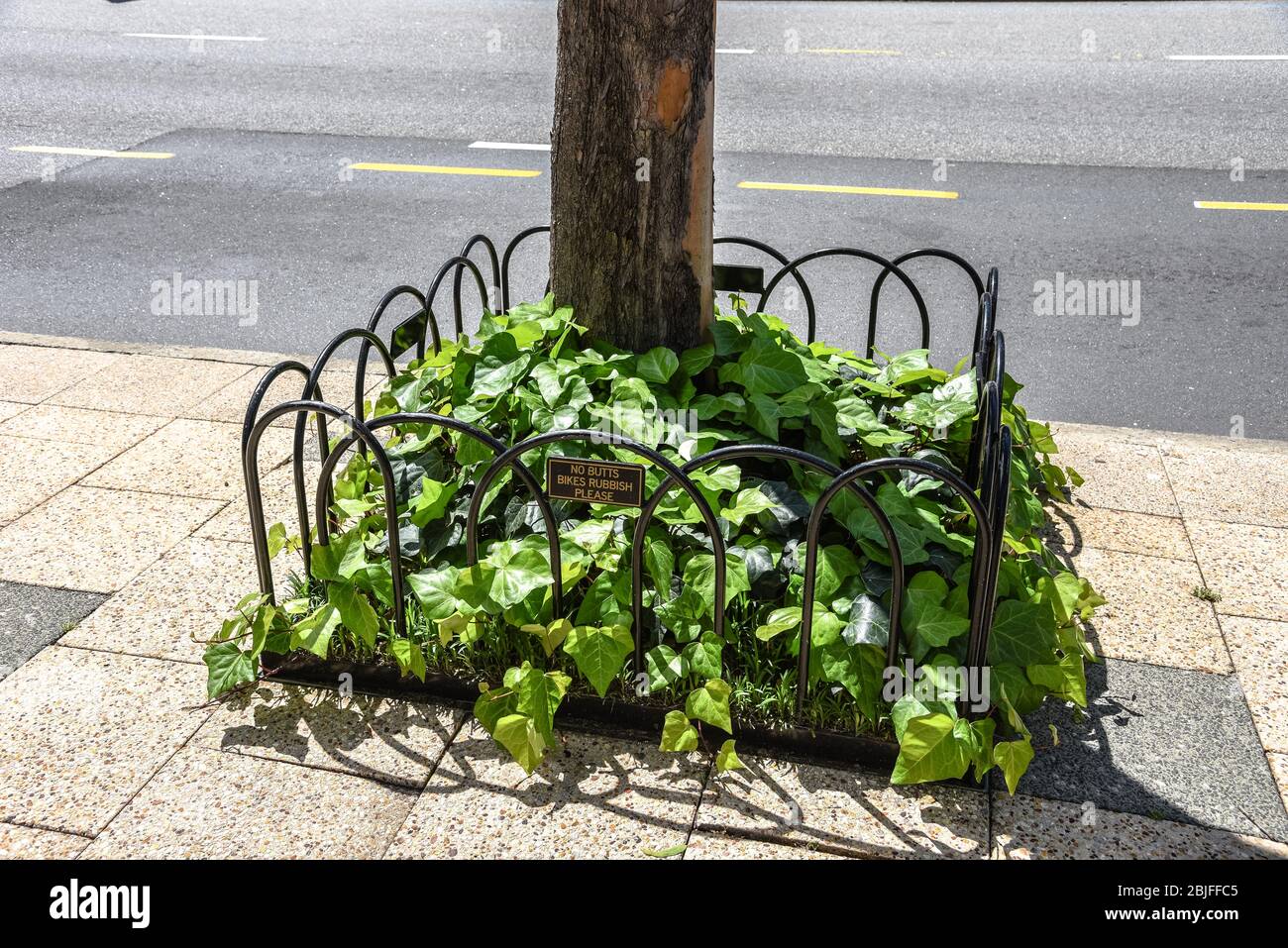 A sign asking people not to litter in Perth Stock Photo - Alamy