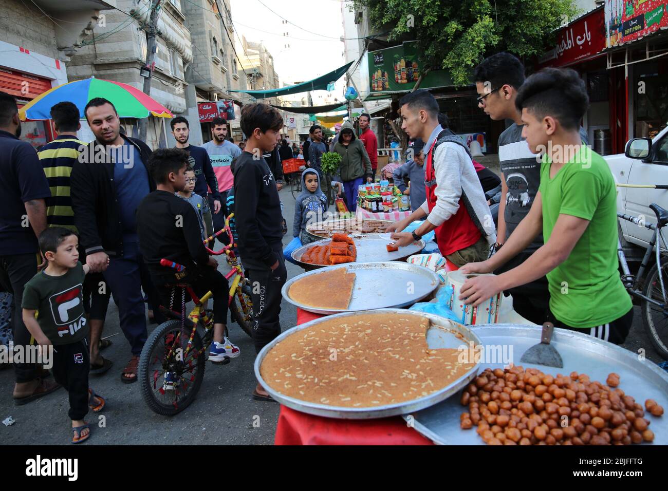 Deir El-Balah, The Gaza Strip, Palestine. 29th Apr, 2020. Palestinians ...
