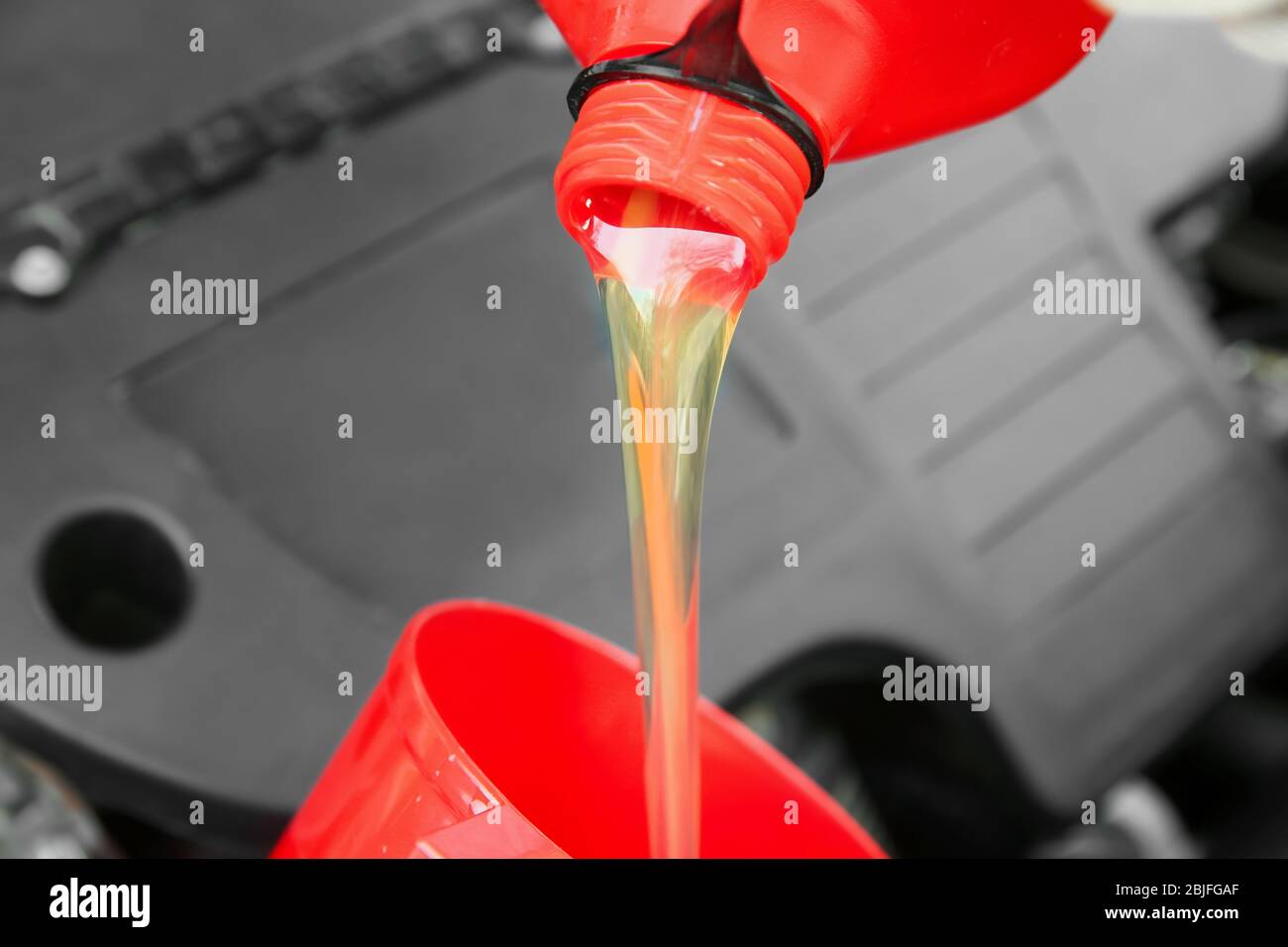 Engine oil pouring from canister, closeup Stock Photo - Alamy