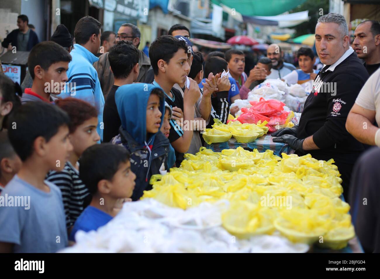 Deir El-Balah, The Gaza Strip, Palestine. 29th Apr, 2020. Palestinians ...