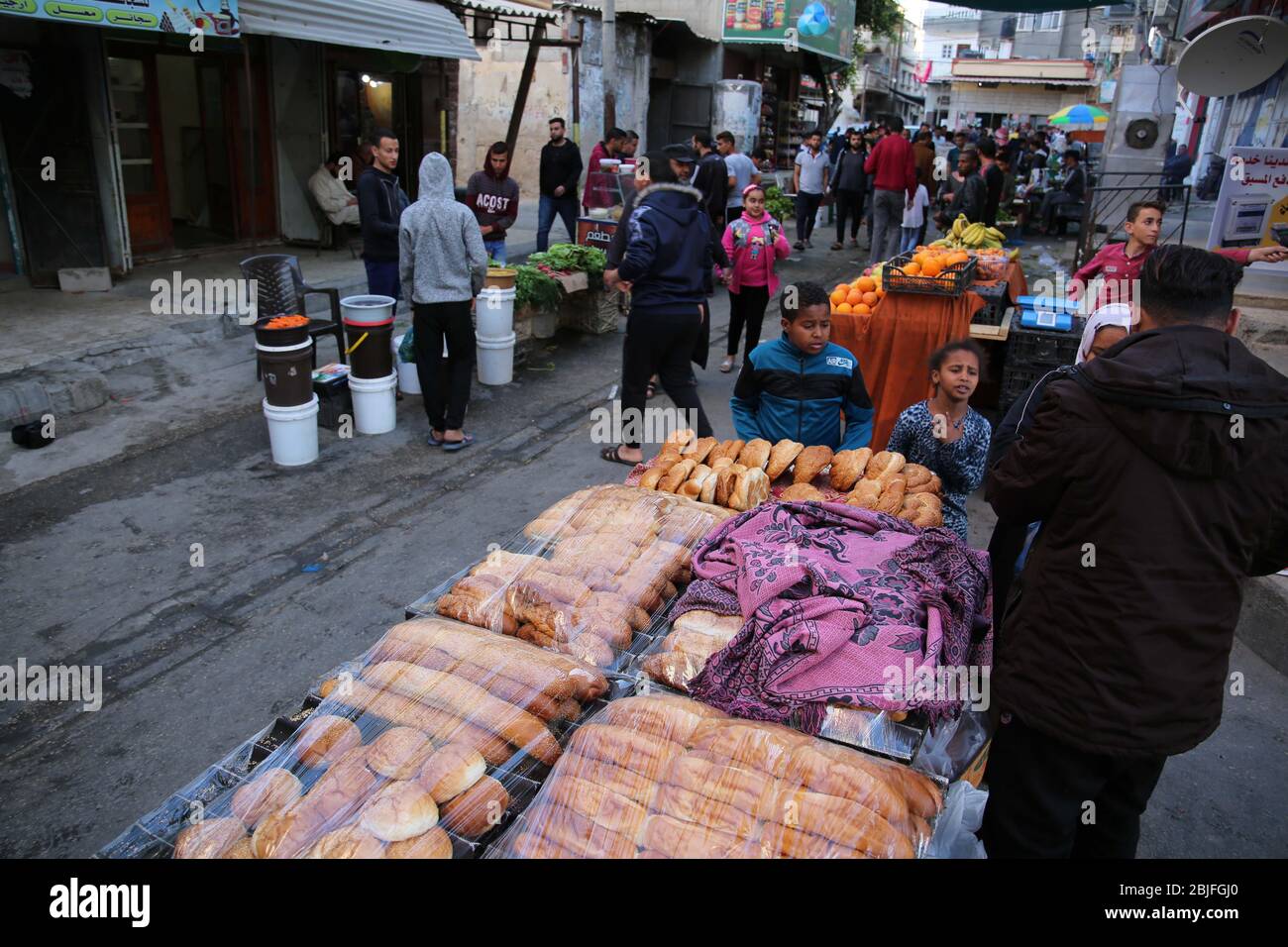 Deir El-Balah, The Gaza Strip, Palestine. 29th Apr, 2020. Palestinians ...