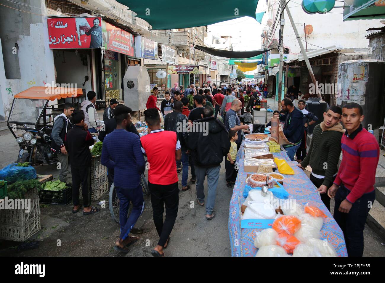 Deir El-Balah, The Gaza Strip, Palestine. 29th Apr, 2020. Palestinians ...