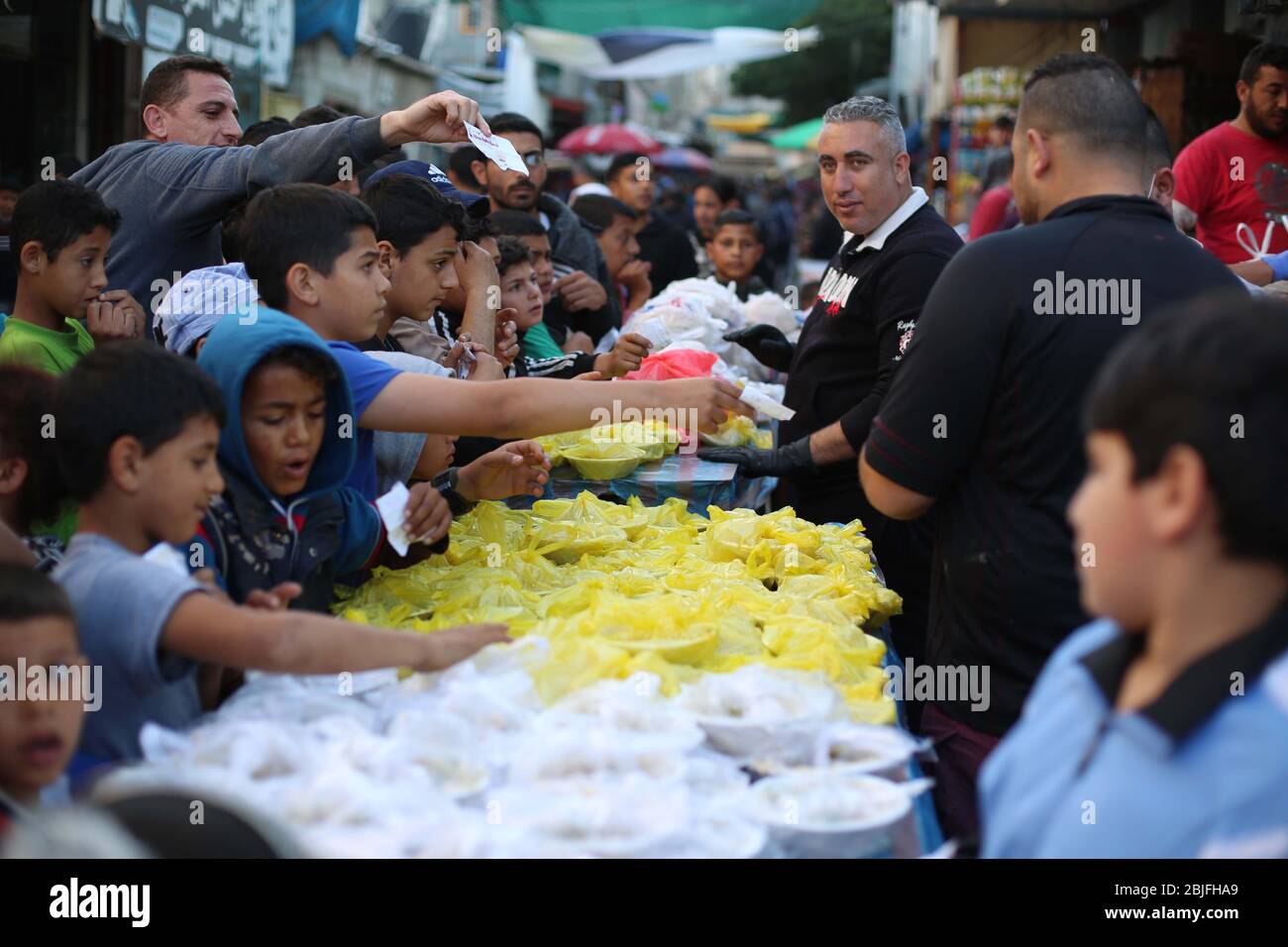 Deir El-Balah, The Gaza Strip, Palestine. 29th Apr, 2020. Palestinians ...