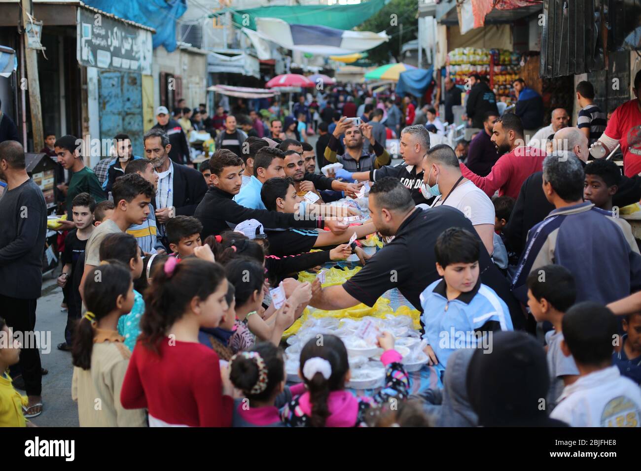 Deir El-Balah, The Gaza Strip, Palestine. 29th Apr, 2020. Palestinians ...