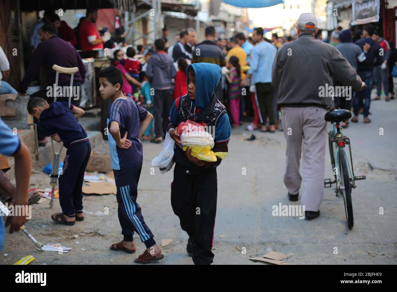 Deir El-Balah, The Gaza Strip, Palestine. 29th Apr, 2020. Palestinians ...
