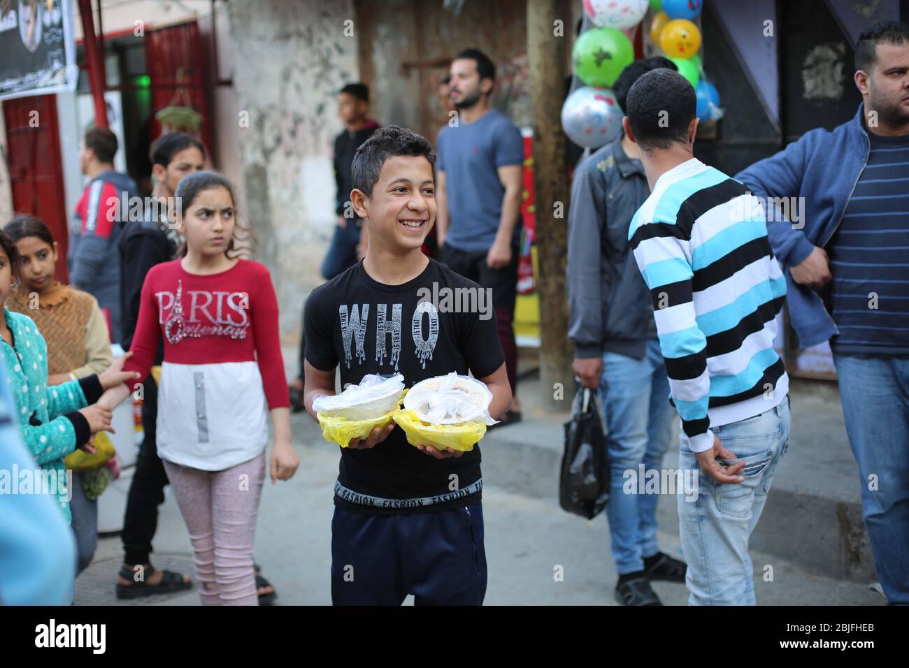 Deir El-Balah, The Gaza Strip, Palestine. 29th Apr, 2020. Palestinians ...