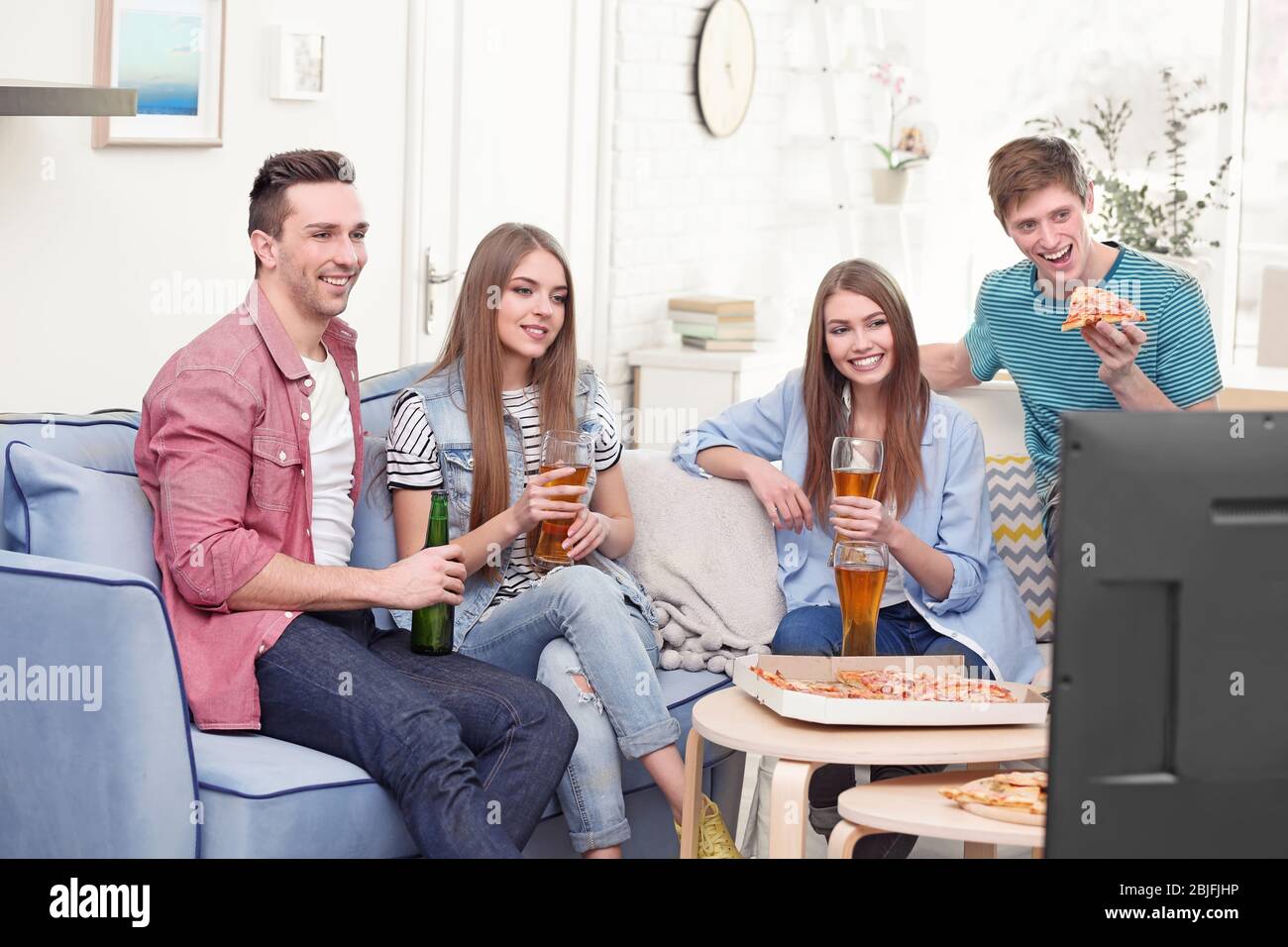Pizza beer friends watching hi-res stock photography and images - Alamy