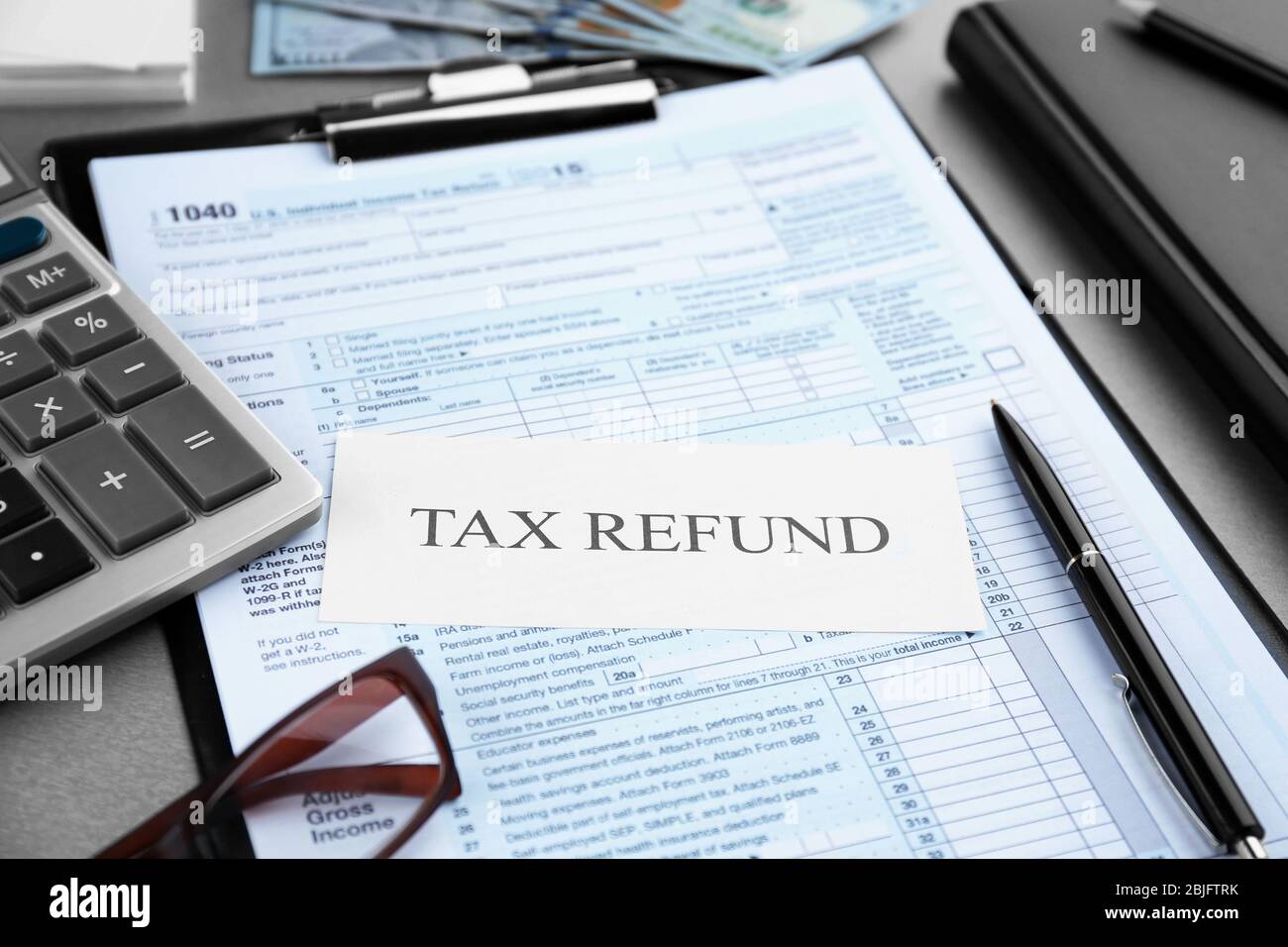 Clipboard sheet paper eyeglasses hi-res stock photography and images ...